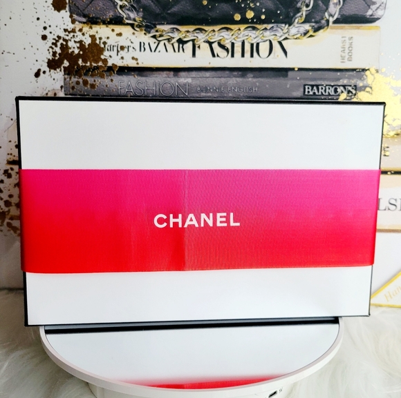 CHANEL | Party Supplies | Chanel Ombre Redpink And White Holiday Thick ...